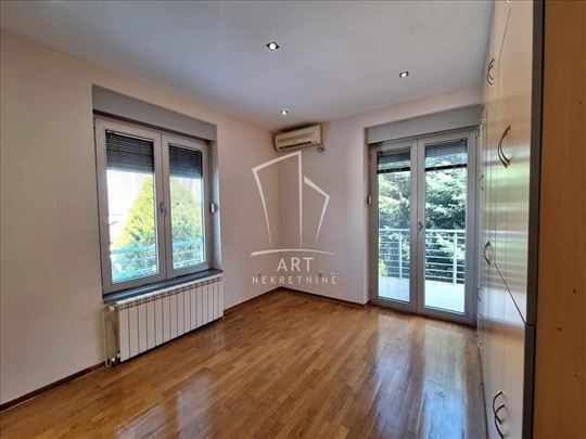 Senjak, 3 etaže, mereno 220m2 ID#14575