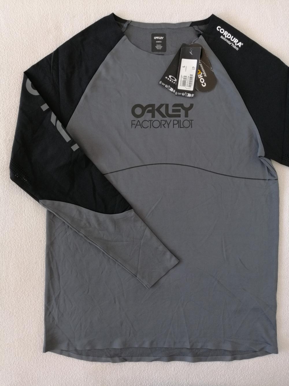 Dres OAKLEY Maven Scrub LS, NOV SA ETIKETOM