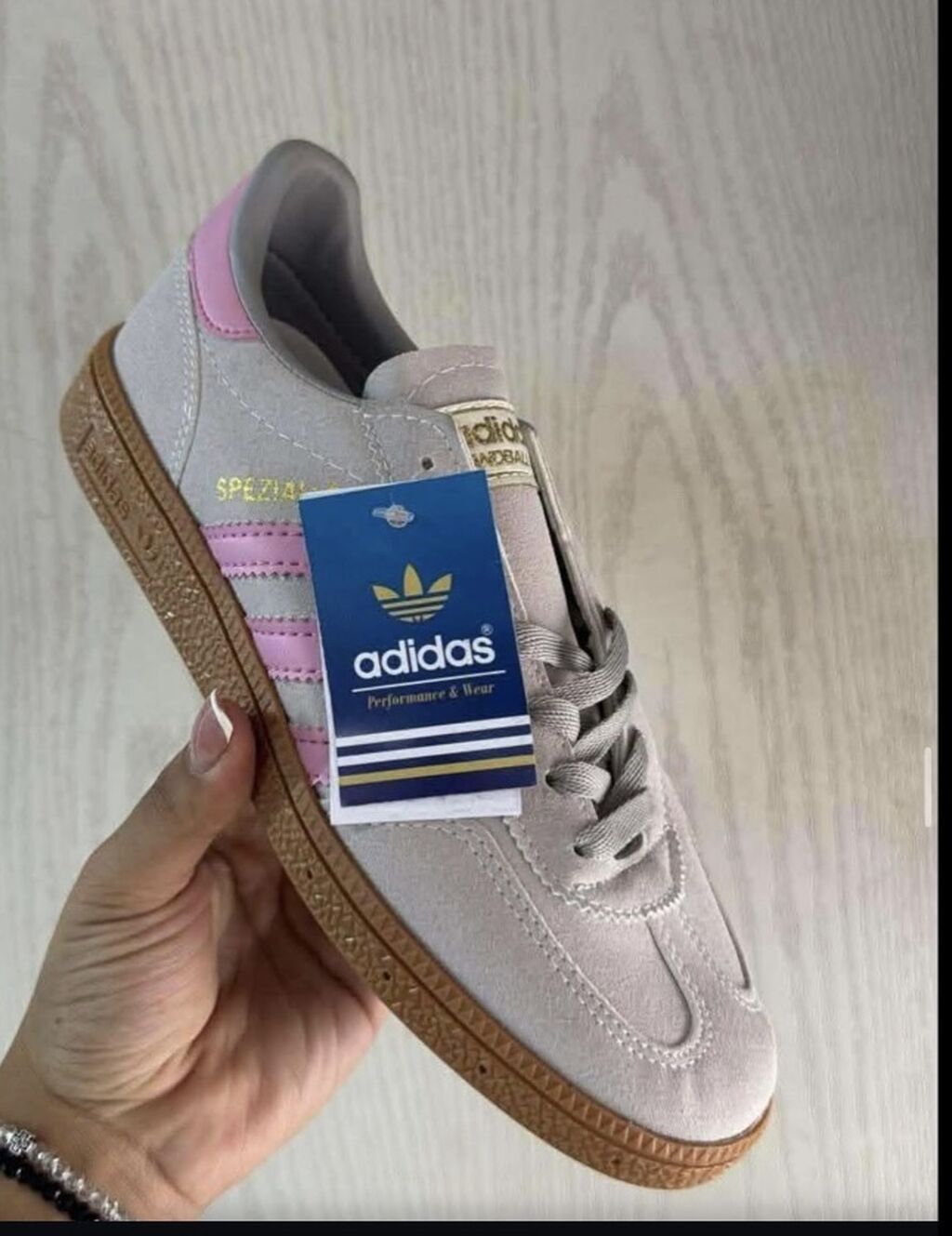 Adidas tenisice – model inspirisan serijom Spezial/Handball. -