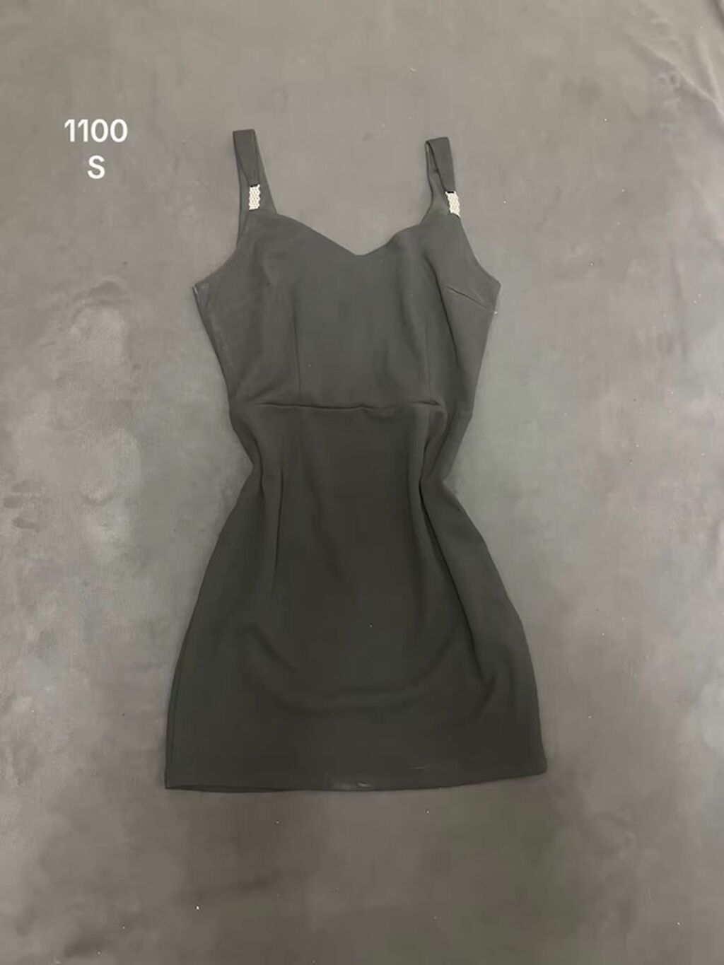 Haljine – detaljan opis 1) Haljina sa printom (M) - Veličina: M