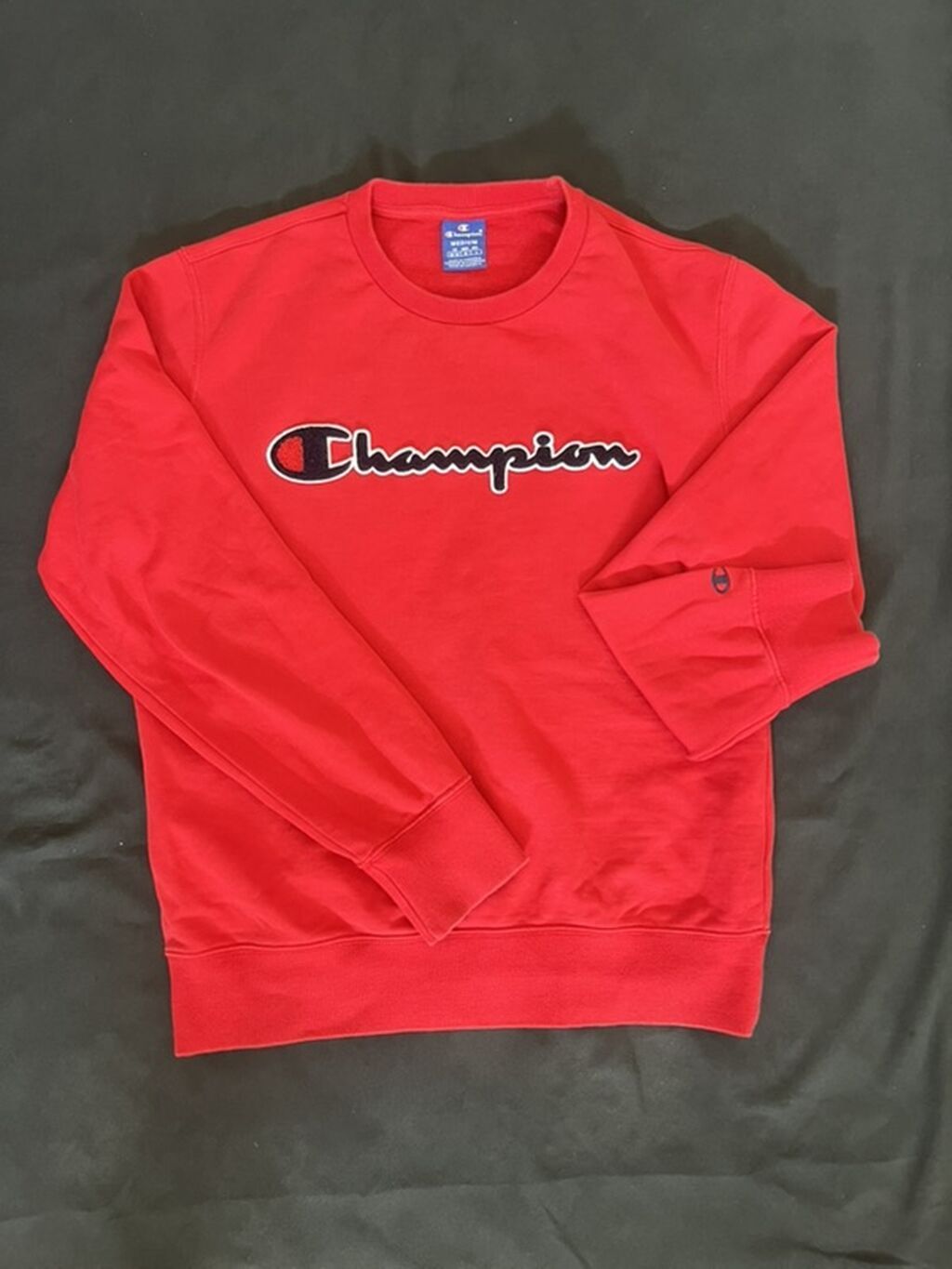 Champion dukserica – crvena, klasični kroj, okrugli izrez. - Model