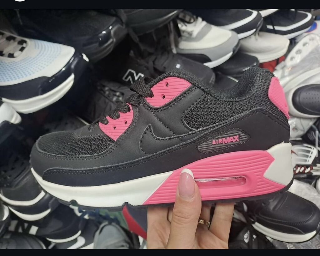 Patike inspirisane Nike Air Max 90 stilom, crno‑roze kombinacije. -