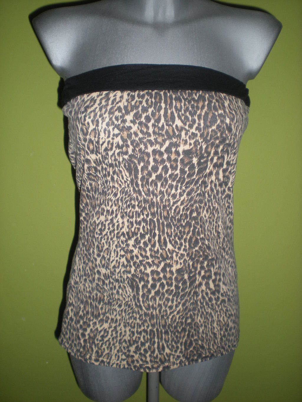 TOP MAJICA LEOPARD Veličina M Dužina 49cm širina u grudima 37cm