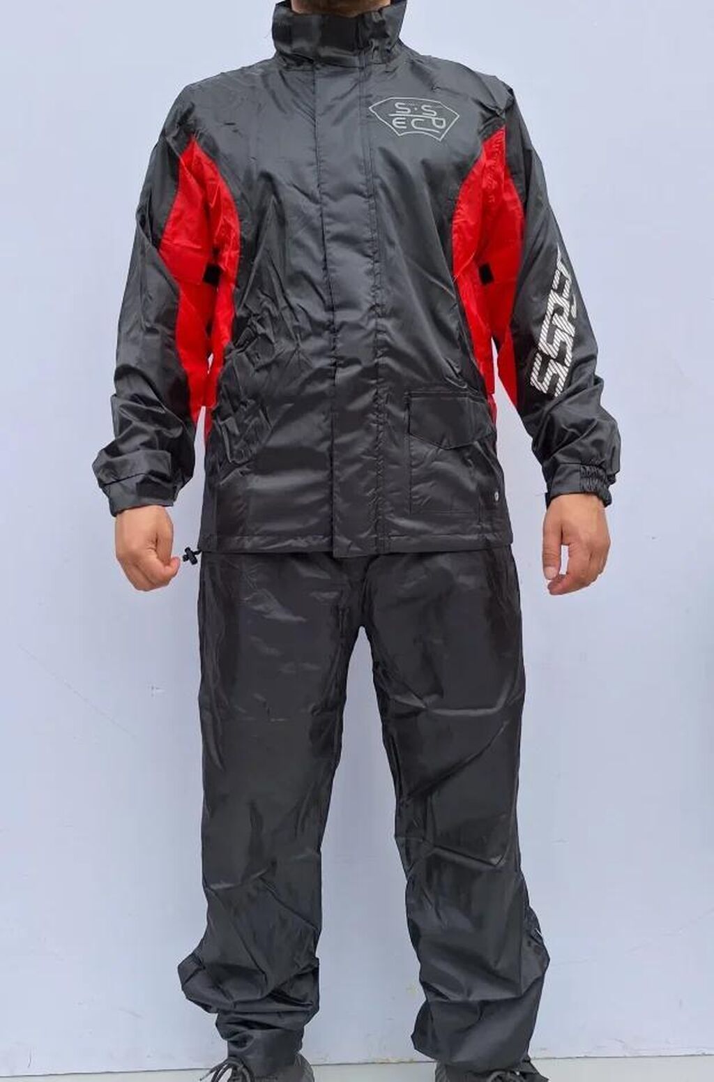 Dvodelno kišno odelo u crno-crvenoj kombinaciji, dizajnirano za