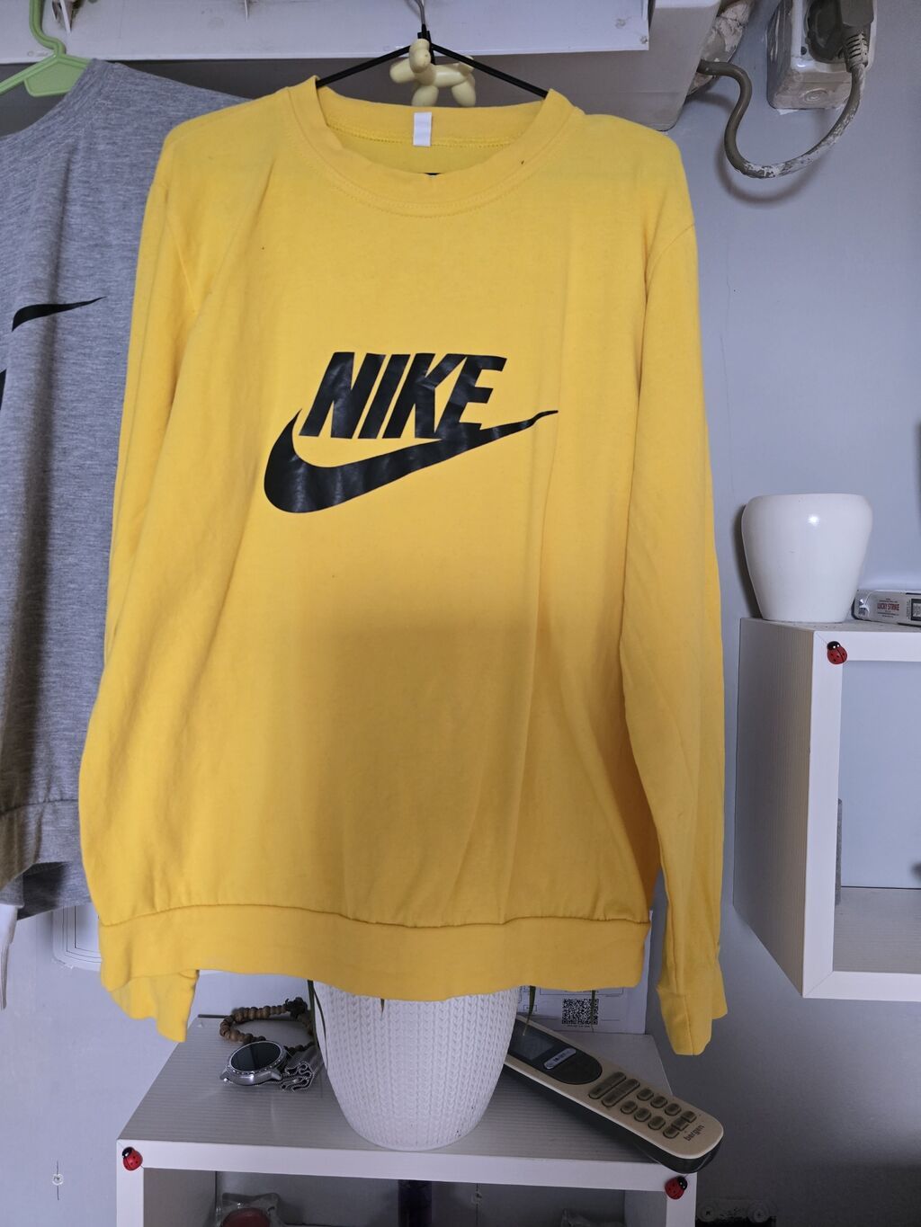 Nike dukserica vel 8 – žuta, sa crnim Nike logotipom i Swoosh znakom