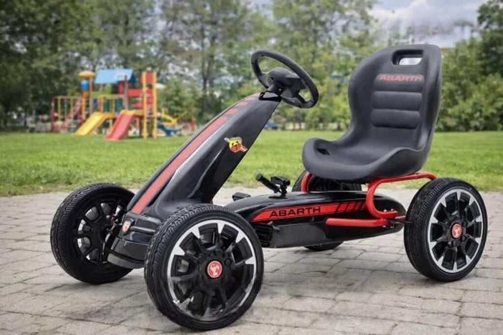 Pedalni go-kart Abarth – sportski dizajn za aktivnu vožnju dece -