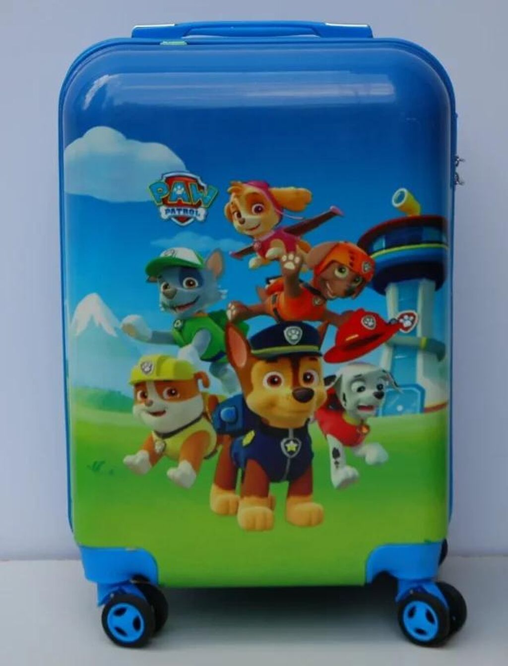 Plavi dečiji kofer sa motivima popularnog crtanog filma „Paw Patrol“