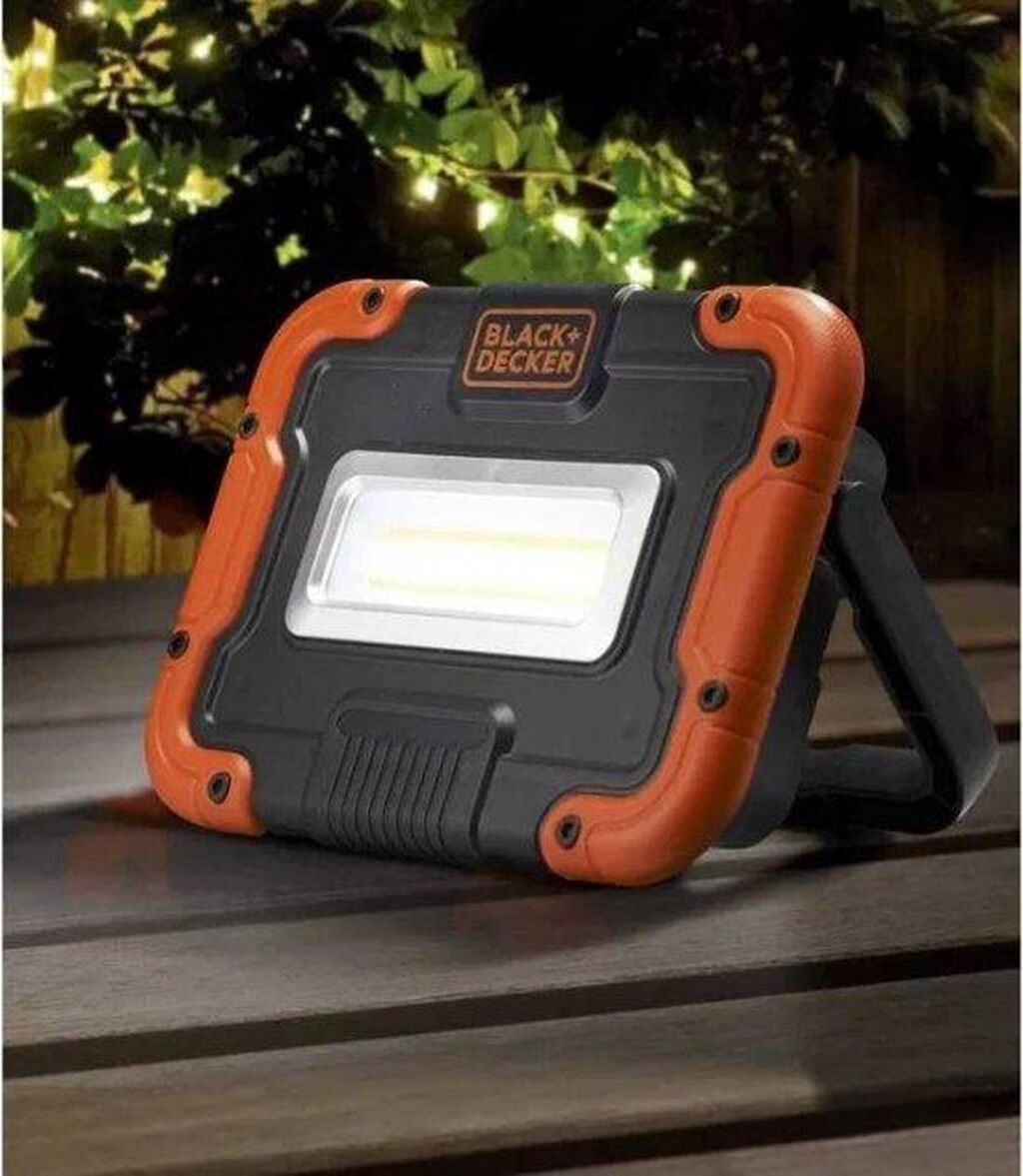 BLACK+DECKER prenosna LED radna lampa - Snažan COB LED panel za širok