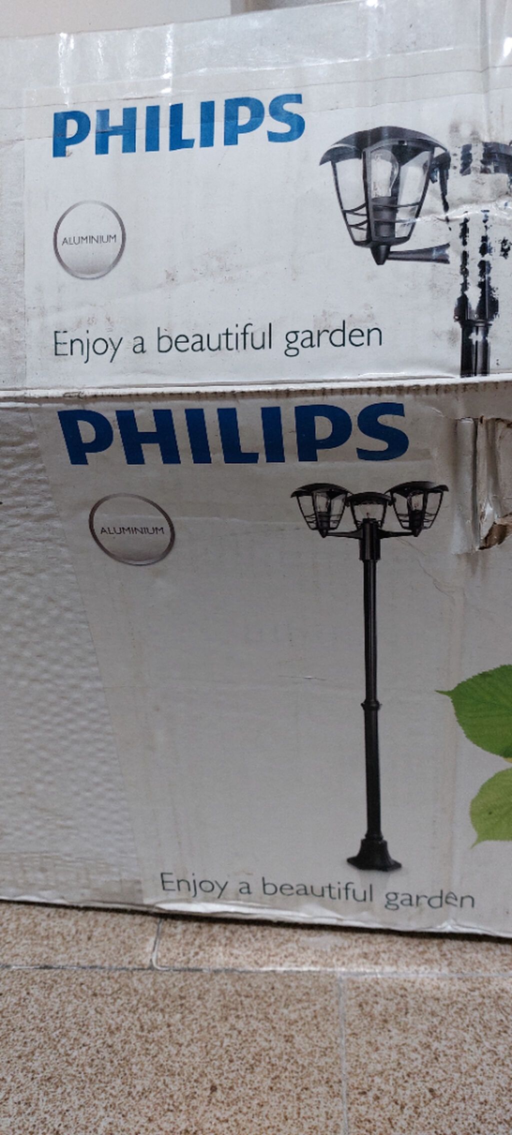 Na prodaju nova spoljna Philips baštenska lampa. Materijal aluminijum