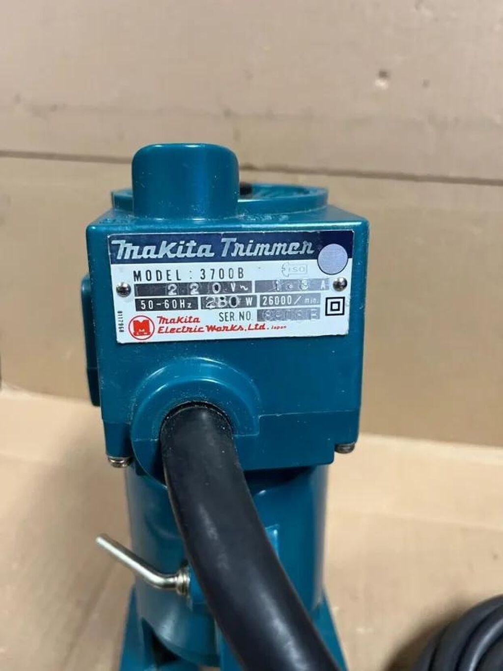 Makita Trimmer 3700B – ručni glodalica/obradni trimer za drvo