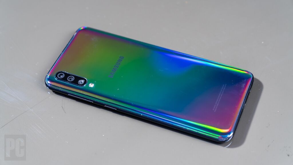 Samsung Galaxy A50 – gradient „Prism“ zadnja strana sa trostrukom