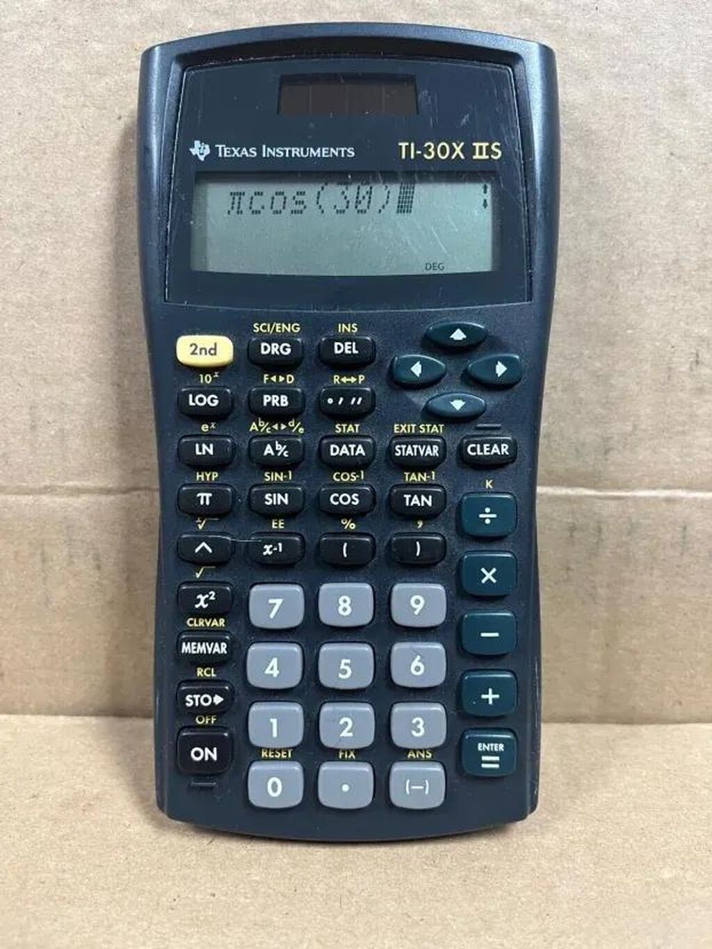 Texas Instruments TI-30X IIS naučni kalkulator - Dvostruki izvor