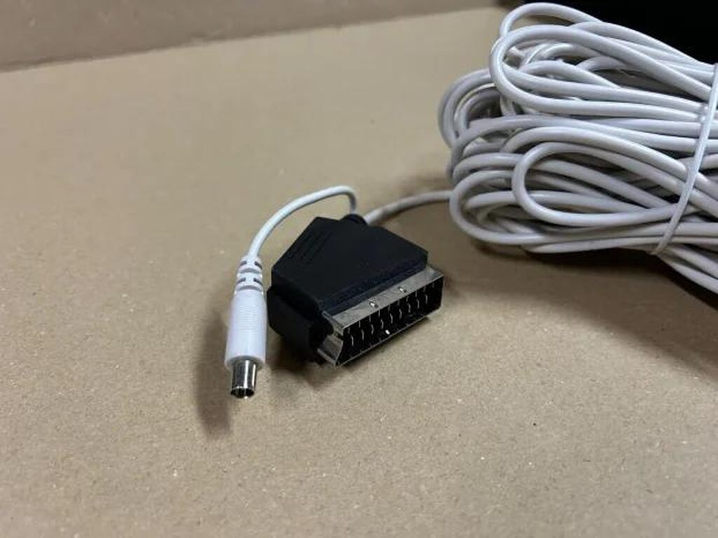 SCART na 3.5 mm AV kabl (dužine cca 10 m) - Konektori: SCART (21-pin)