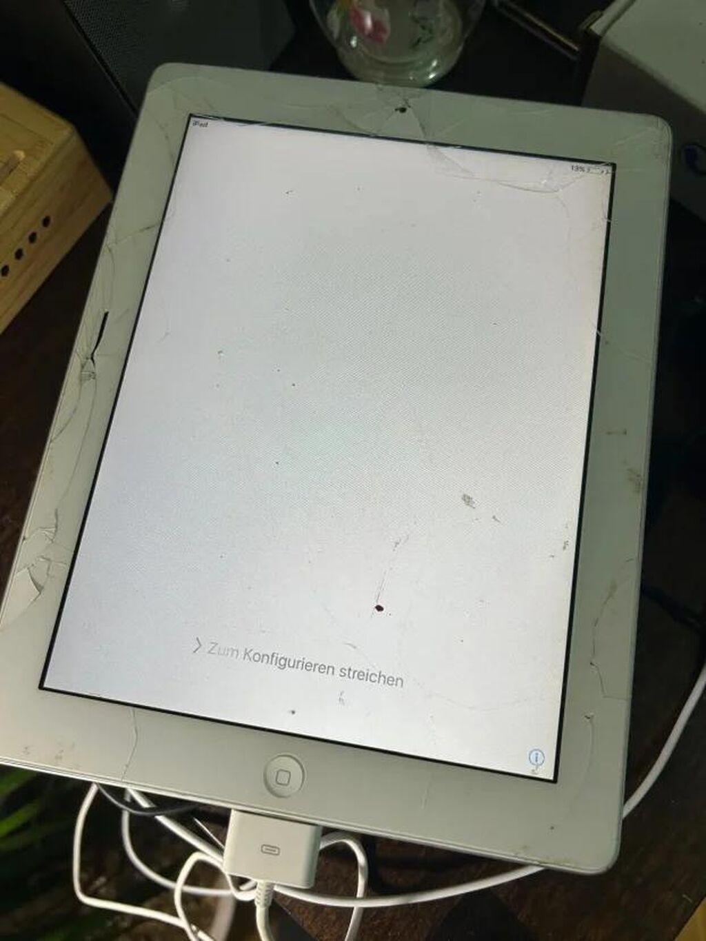 Apple iPad (bela/ crna maska) sa 30‑pin konektorom za punjenje. -