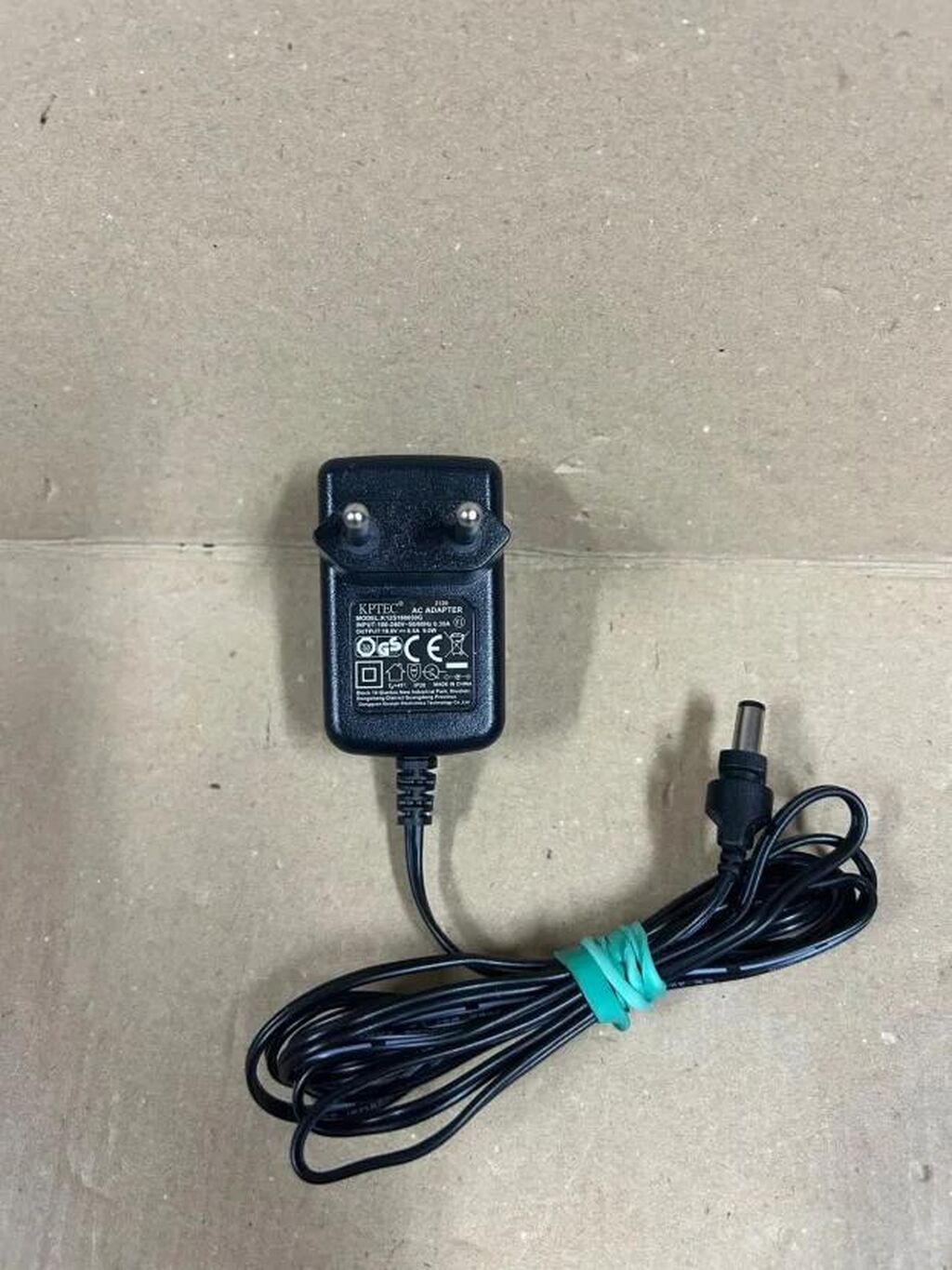 KPTEC AC adapter sa DC izlazom - Model: KPTEC (oznaka na kućištu) -