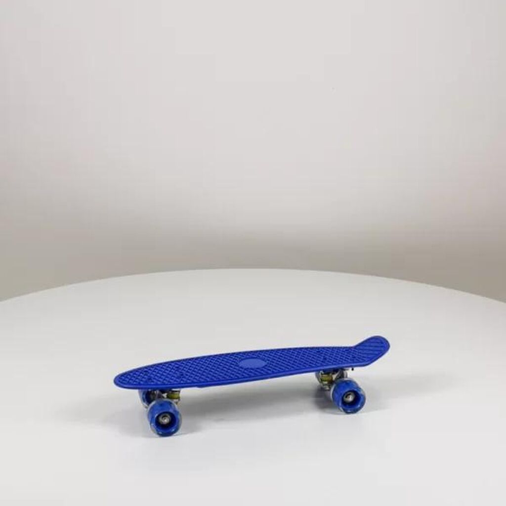 Plavi mini krstareći skejtbord (penny board) – kompaktan i lagan