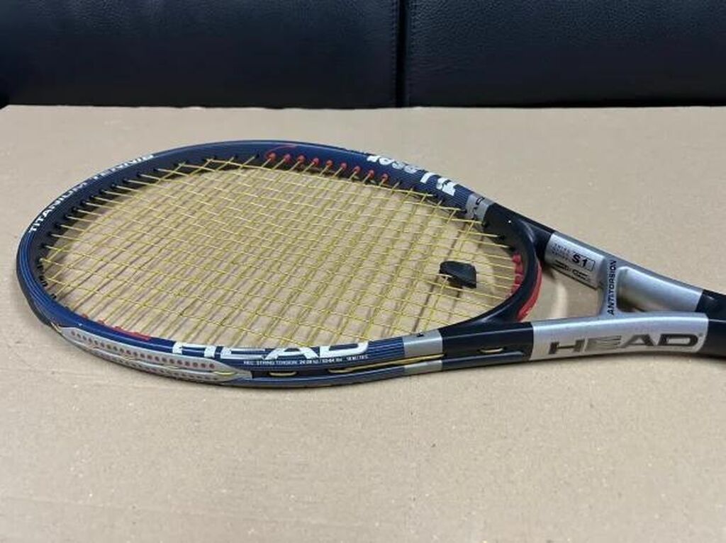 HEAD Titanium tenis reket - Model: HEAD Titanium (oznaka na ramu), sa