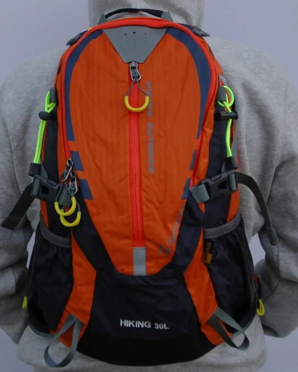 Planinarski ranac – 30L - Zapremina: 30 litara (oznaka “HIKING 30L”)
