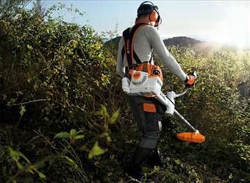 Košenje trave i krčenje korova trimerom. Novi Sad