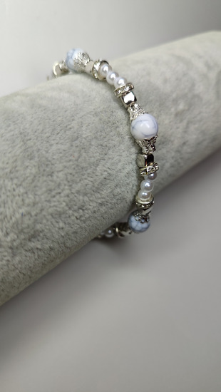 Elegantna ženska narukvica sa perlama