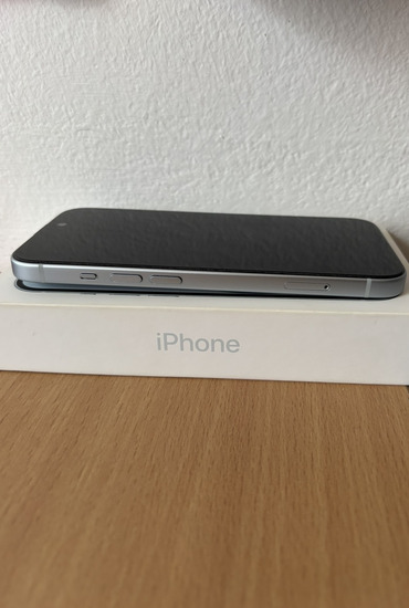 Iphone 15 plavi