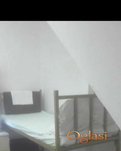 Soba za zaposlenu zenu Novi Sad centar 100€+depozit