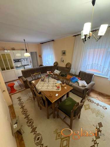SREMSKI KARLOVCI DVE KUCE 180m2