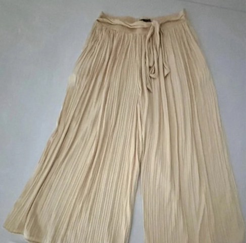 Zara plisirane culotte pantalone %%% 700 din