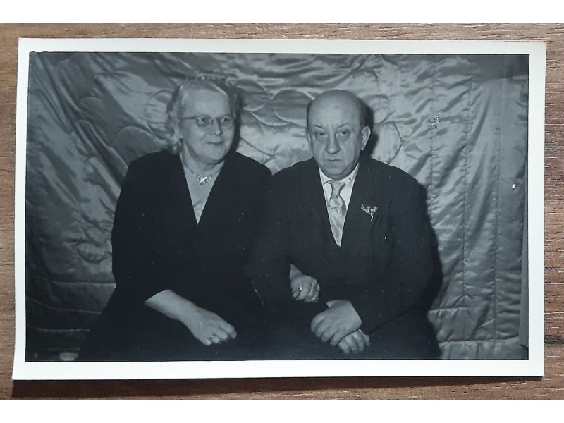 Vintage fotografija razglednica – Stariji par pozira 3k