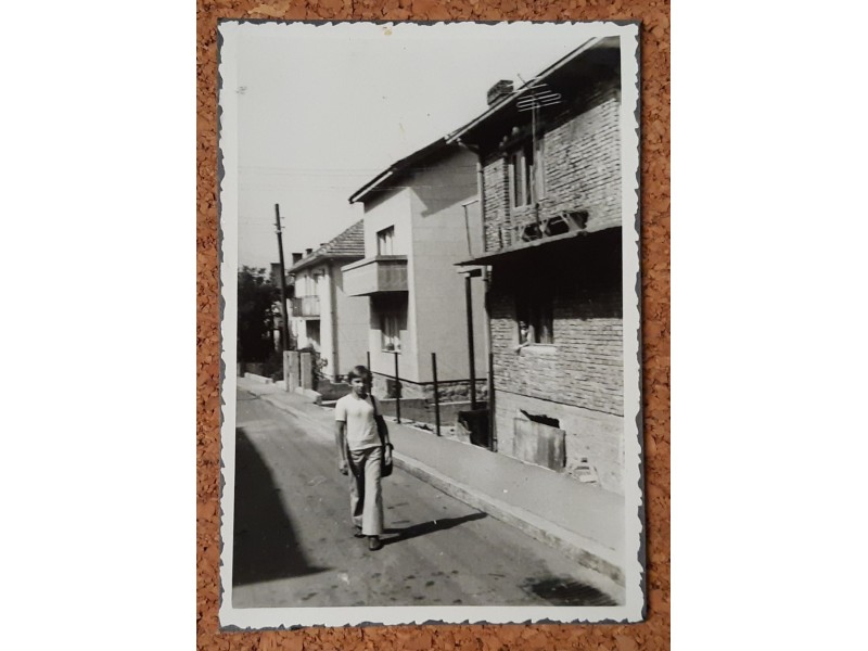 Vintage fotografija – Devojčica u šetnji – 1960-e