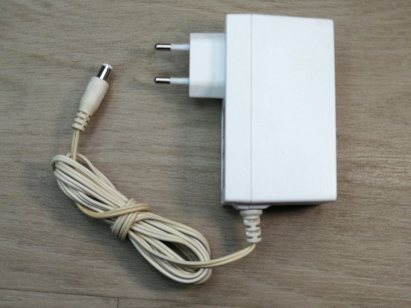 Adapter 12V --- 2,5A