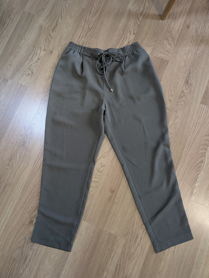 Zara Maslinaste pantalone