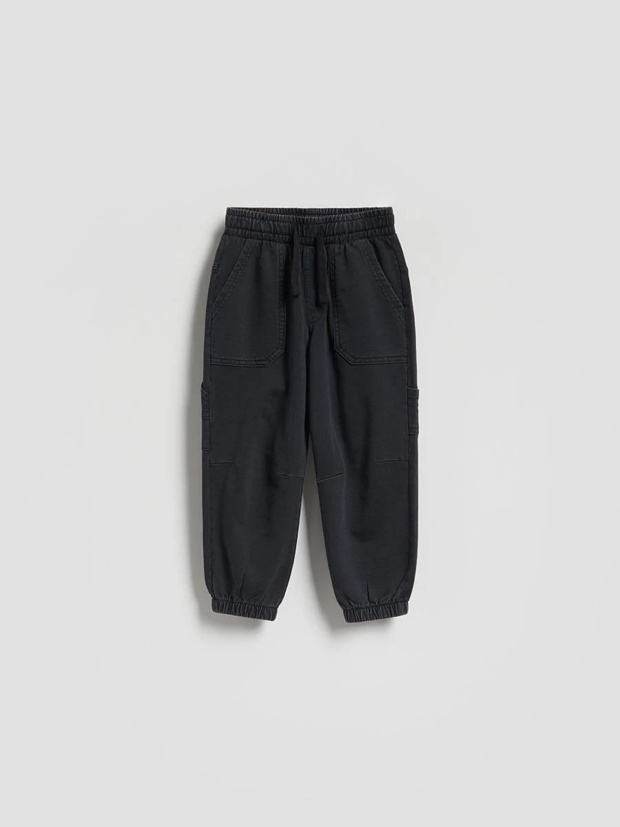 Jogger pantalone ispranog izgleda