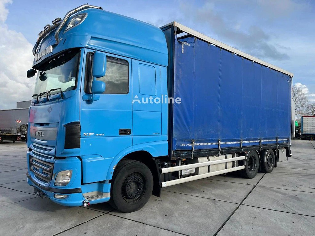 DAF XF 440 FAN kamion sa klizna zavesa cerada