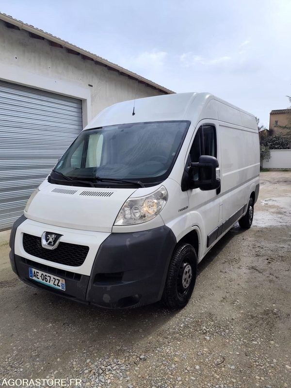 Prodaje se Peugeot minibus furgon na aukciji