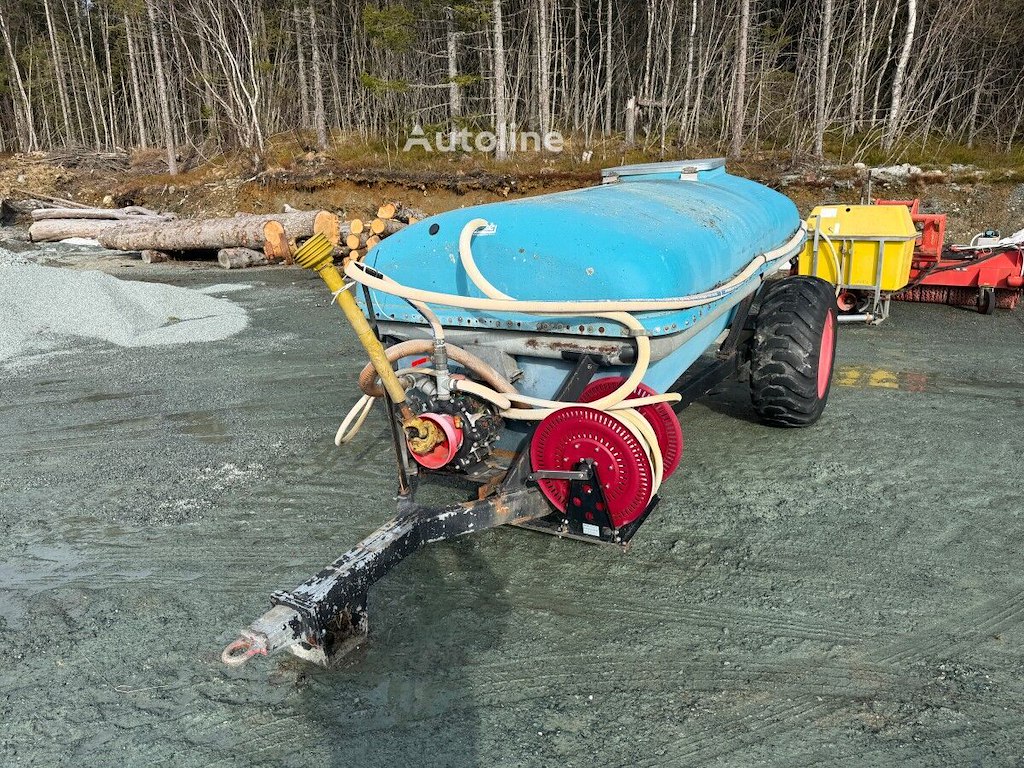 Prodaje se Vannvogn vanntank med pumpe – klar til bruk prikolicu cisternu za vodu na aukciji