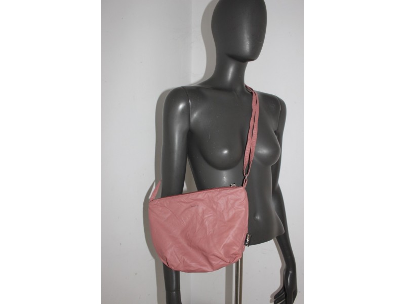 mala roze torbica crossbody