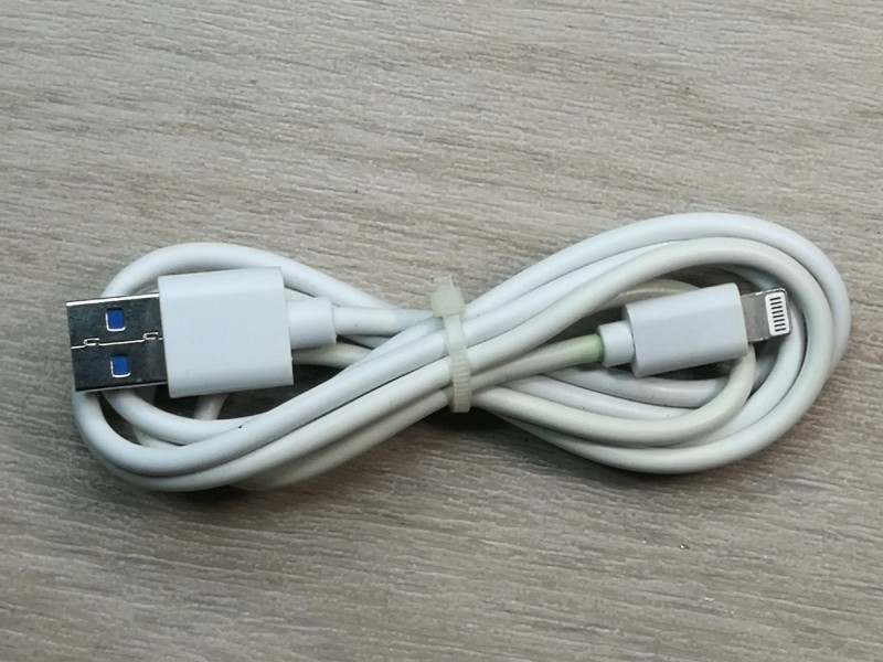 USB kabl sa Lightning konektorom
