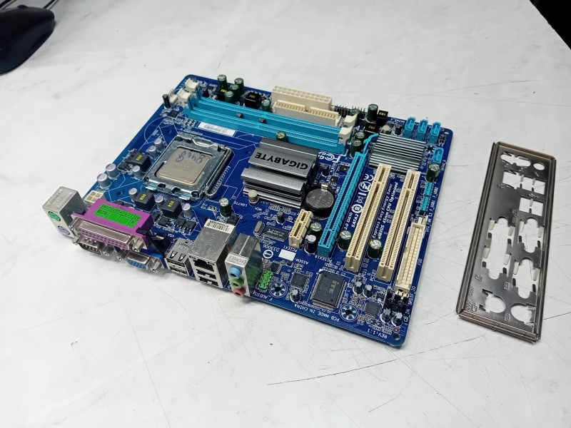 maticna ploca 775 gigabyte + quad Q8400 2666mhz ispravn