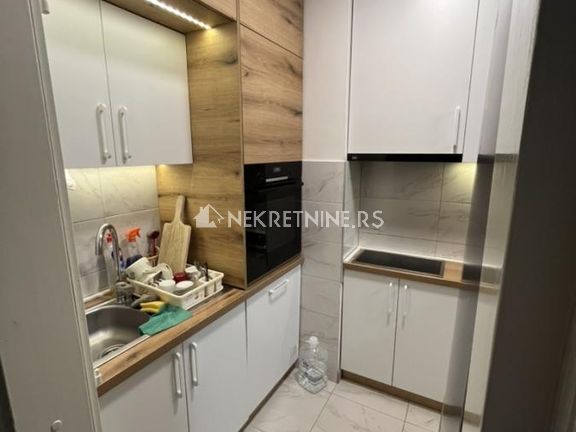 Prodaja stanova Novi Sad – Jednosoban stan 41m2, Detelinara, renoviran, namešten, terasa, lift, parking, klima