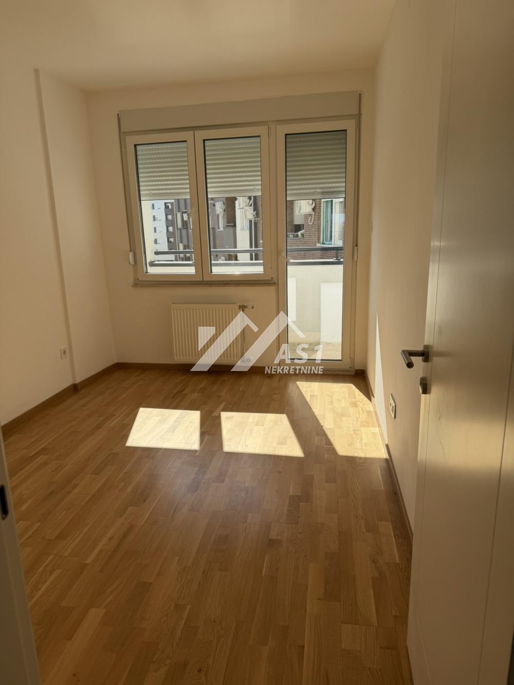 IZDAJE SE NOV NEUSELJVAN STAN U SQUERE GARDEN ID#6190
500 €