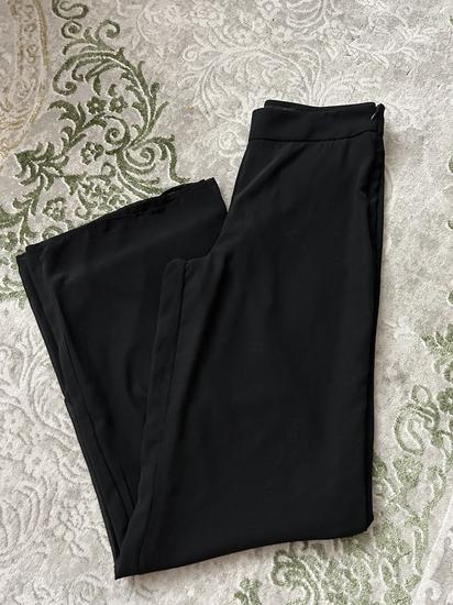 Elegantne crne pantalone