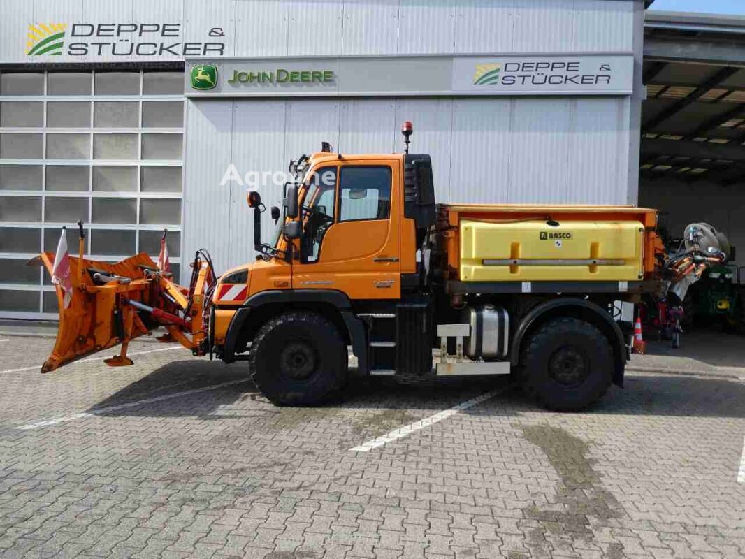 Mercedes-Benz Unimog U318 mit Schild+Streuer traktor točkaš