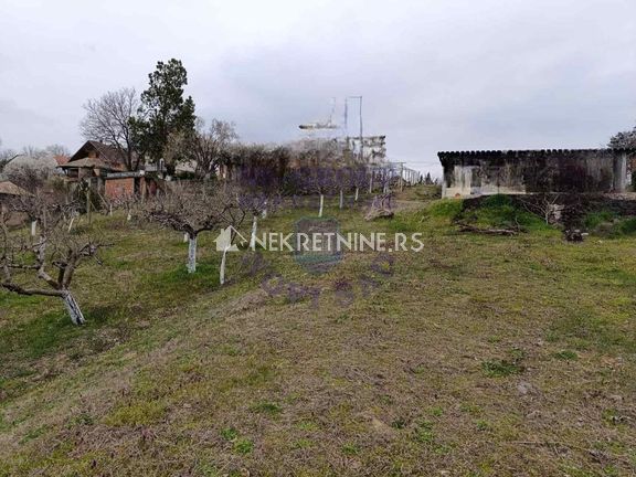 Na prodaju odličan plac sa pogledom na Frušku goru