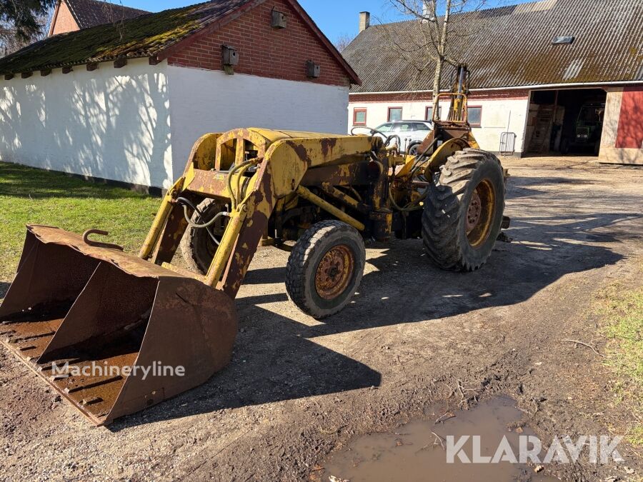 Prodaje se Massey Ferguson Randegraver Massey Ferguson bager-utovarivač na aukciji