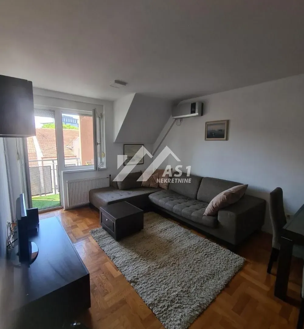 Izdavanje, dvosoban stan, 50m², Centar, Novi Sad