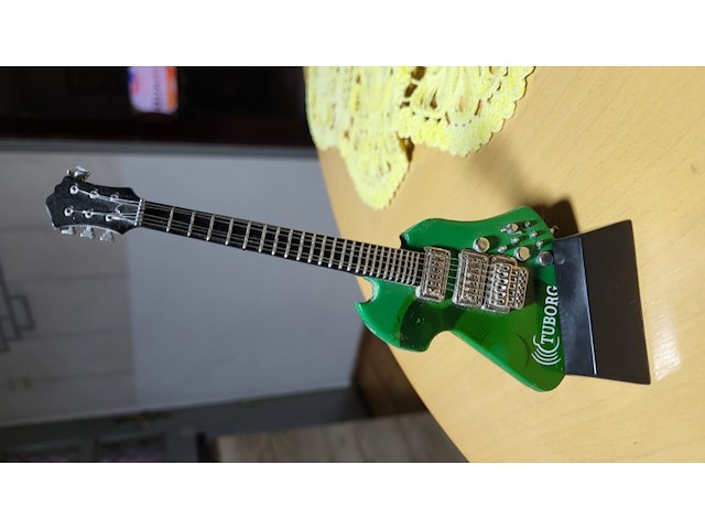 Suvenir gitara.