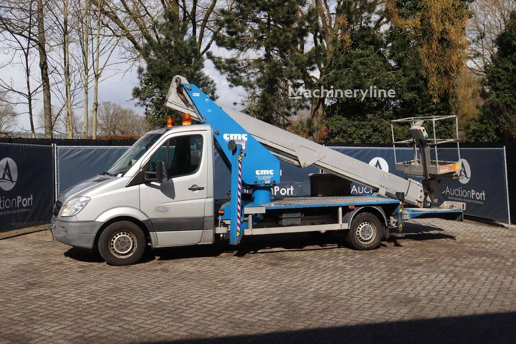 Prodaje se Mercedes-Benz Sprinter auto dizalicu s korpom na aukciji