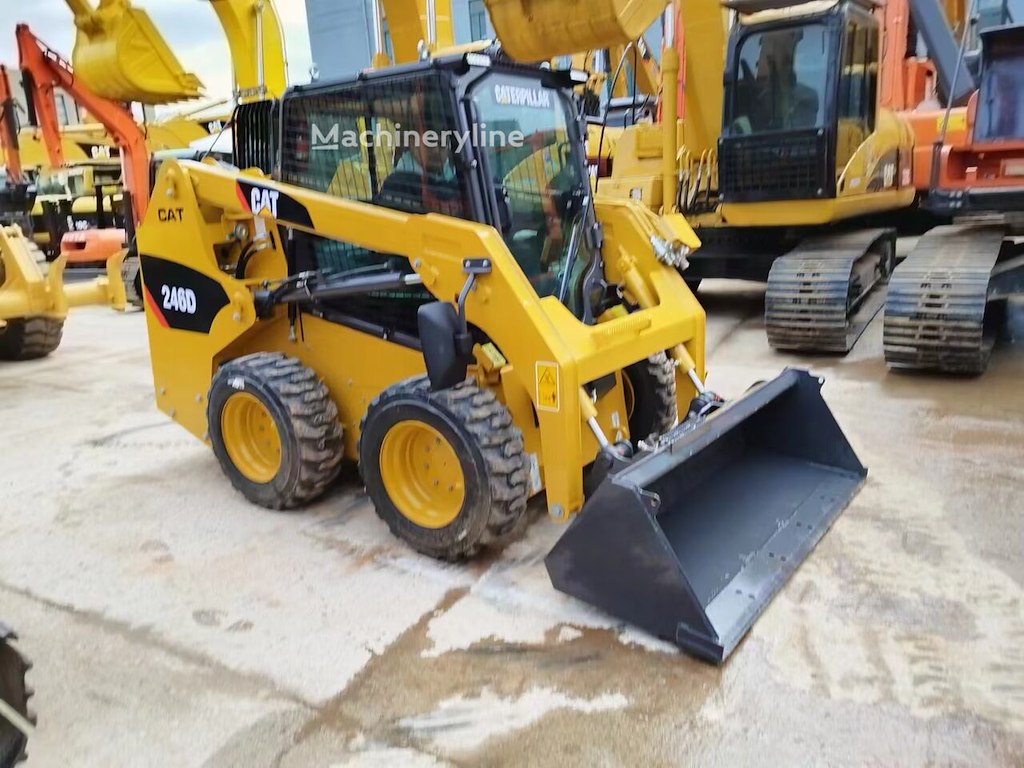 Novi Caterpillar 246D mini utovarivač