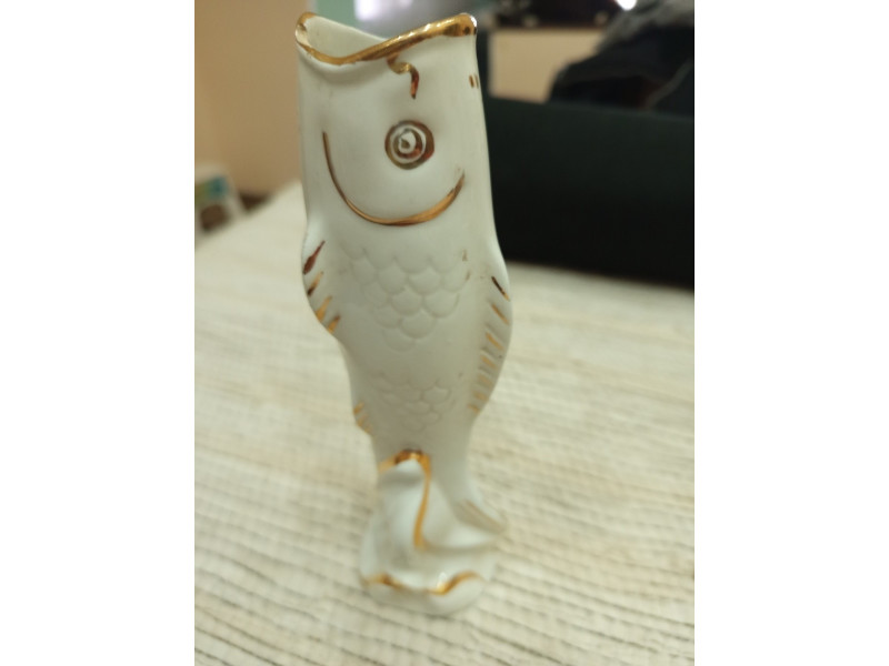 Stara vazna u obliku ribe